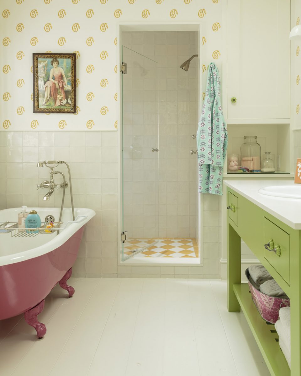 Une baignoire rose dans ma salle de bain | Shake My Blog