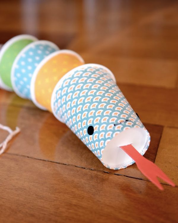 Un serpent en gobelets en carton DIY | Shake My Blog